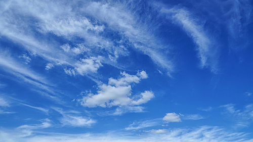 유토이미지 | 하늘배경 - 긴 구름과 파란하늘