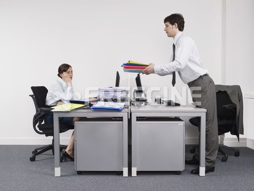 유토이미지 | Businessman Passing Off Work