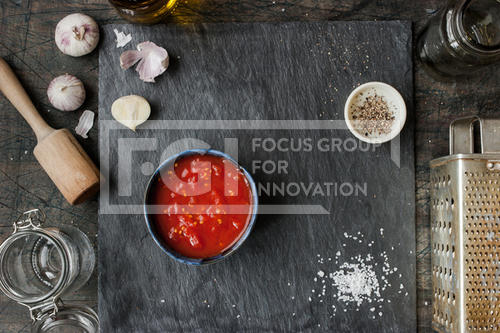 유토이미지 | Pureed tomatoes in a ceramic dish on a table