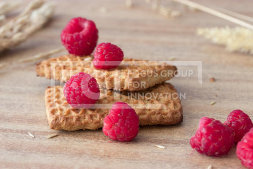 유토이미지 | cookies with raspberries and ears