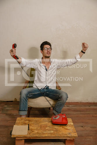 유토이미지 | dark-haired man who is ringing up to someone