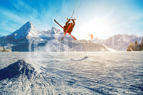 유토이미지 | Young men, skiing on frozen lake in the mountains, in the rays ...