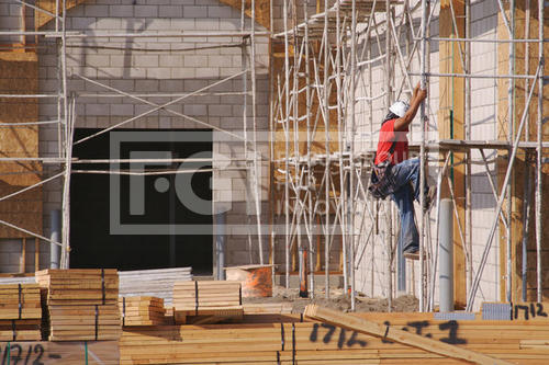 유토이미지 | Carpenter Climbing Down Scaffolding