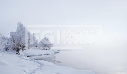 유토이미지 | Winter landscape. Trees and bushes with hoarfrost. The water in ...