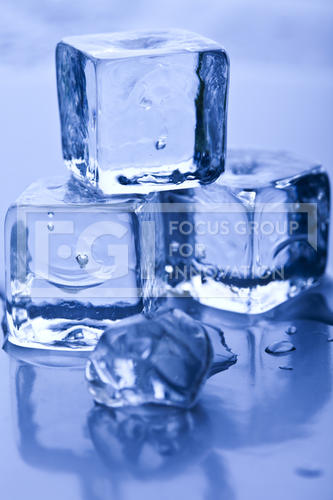유토이미지 | Blue and shiny ice cubes, fresh background