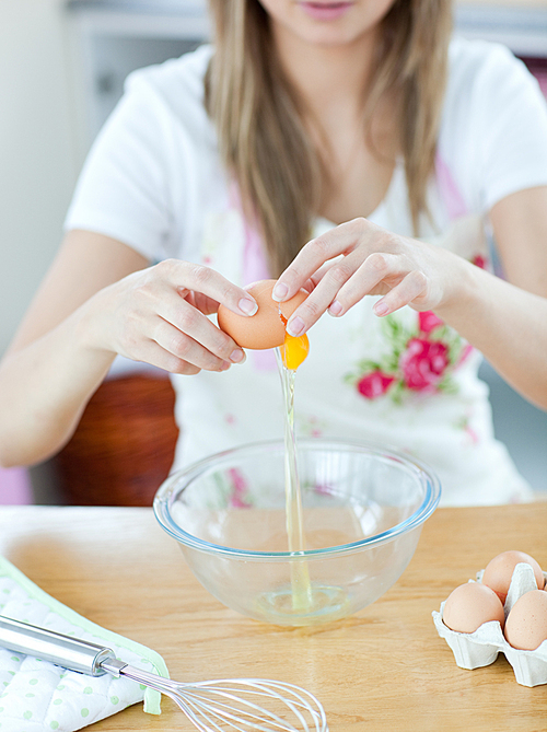 유토이미지 | Close up of a young woman preparing a cake in the kitchen