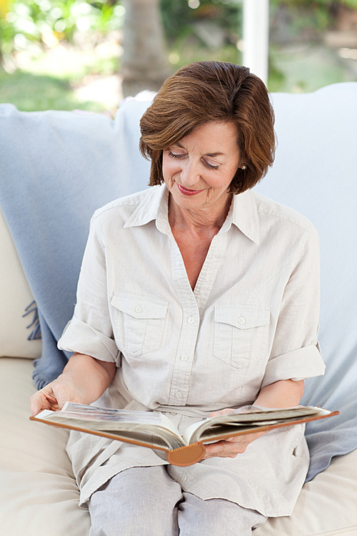 Retired woman reading her book | 유토이미지 | 상세페이지 | 베이직샵 | 사진 | 17142843