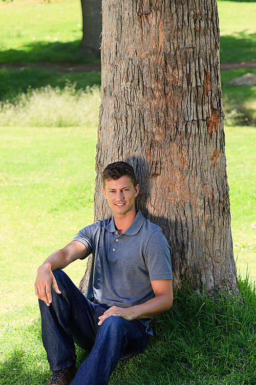 Man sitting beside a tree | 유토이미지 | 상세페이지 | 베이직샵 | 사진 | 17166739