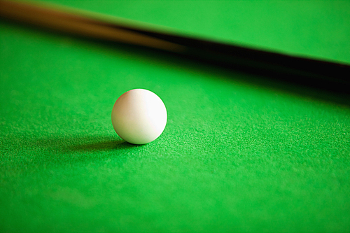 Close up of a queue ball and a queue | 유토이미지 | 상세페이지 | 베이직샵 | 사진 | 17257593