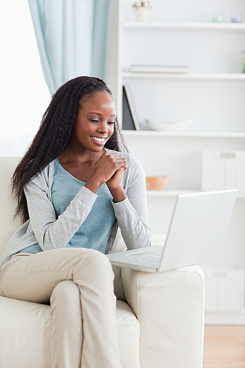 Woman looking at computer screen | 유토이미지 | 상세페이지 | 베이직샵 | 사진 | 17265735