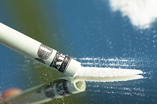 Snorting a line of drugs | 유토이미지 | 상세페이지 | 베이직샵 | 17439204