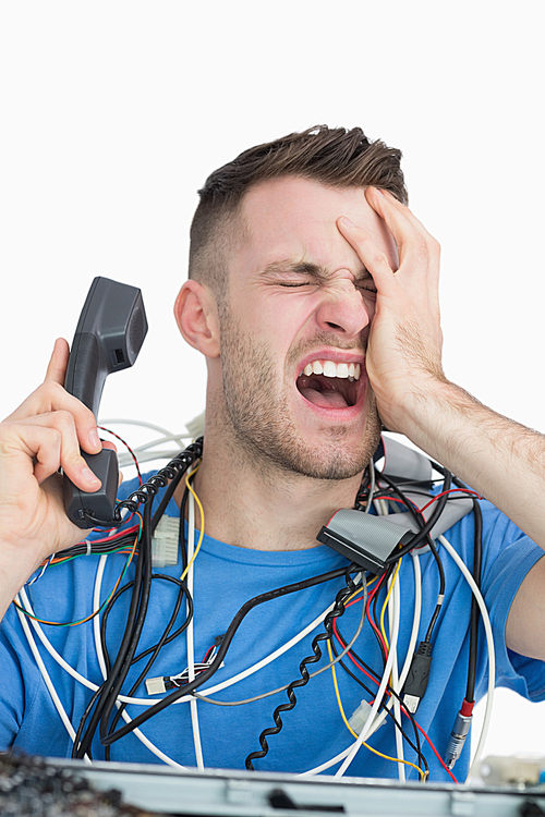 유토이미지 | Young frustrated computer engineer on call