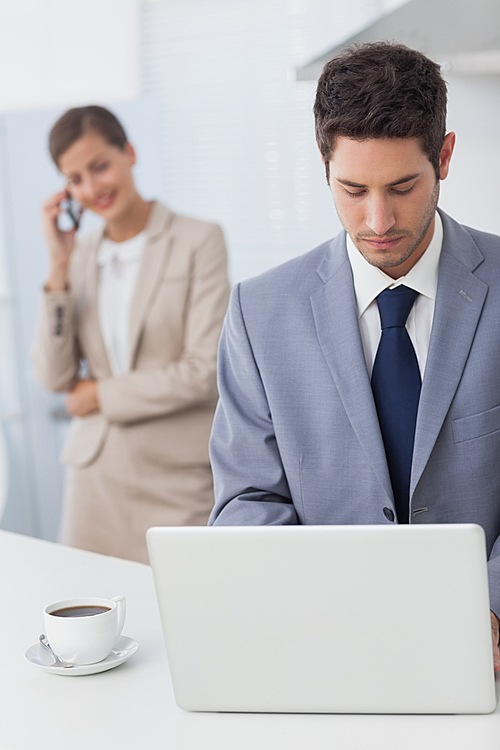 Businessman using a laptop before going to work | 유토이미지 | 상세페이지 | 베이직샵 | 사진 | 17549948