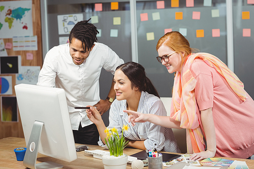 유토이미지 | Smiling business people using computer in office