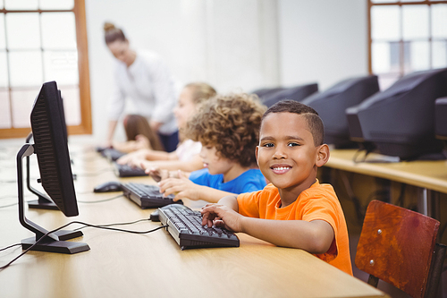 유토이미지 | Students using computers in the classroom at the elementary school