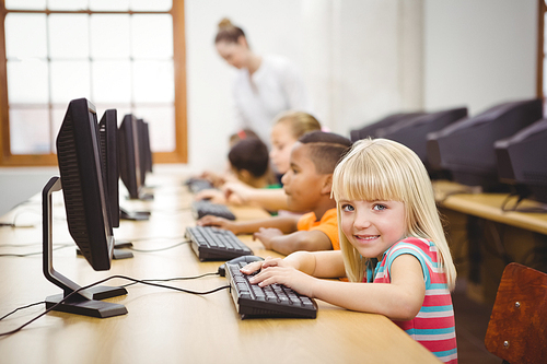 유토이미지 | Students using computers in the classroom at the elementary school