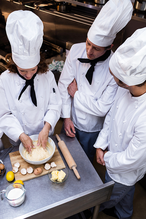 유토이미지 | Head chef in commercial kitchen teaching his team to prepare a ...