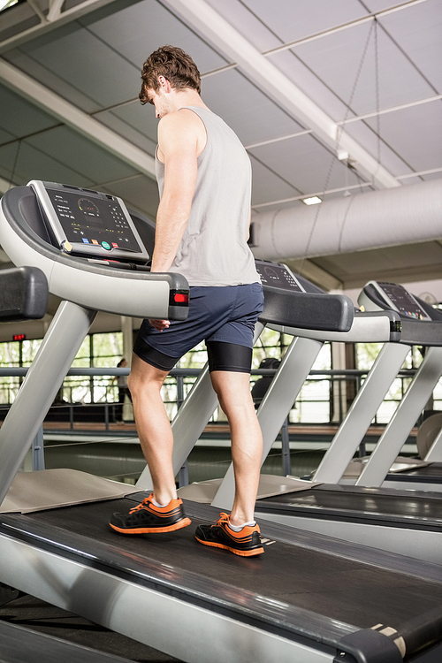 유토이미지 | Man walking on thread mill at gym