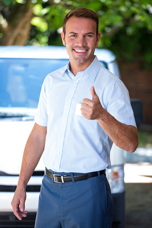 유토이미지 | Portrait of handyman standing near his delivery van making ...