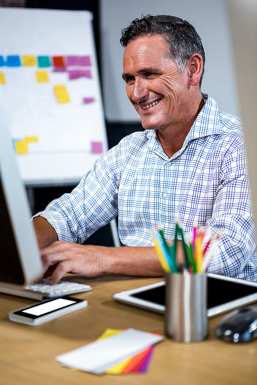 유토이미지 | Happy man working on computer in office