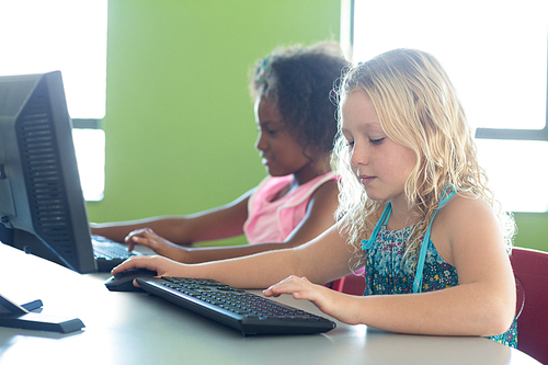 유토이미지 | Girls using computers in classroom