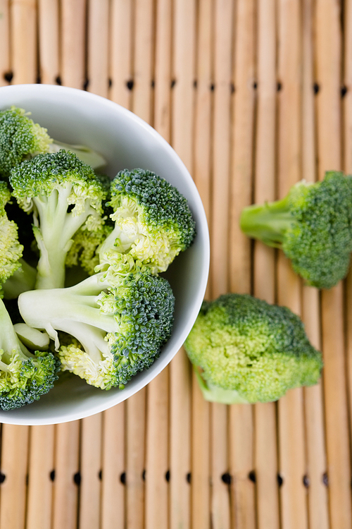 유토이미지 | Overhead view of broccoli in bowl on place mat