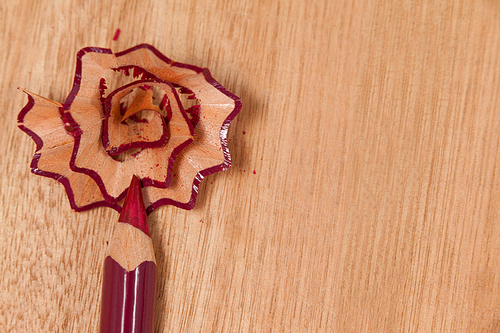 유토이미지 | Close-up of maroon colored pencil with shavings on wooden ...