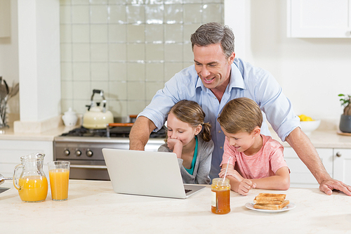 Father and his kids using laptop while having breakfast in kitchen | 유토 ...
