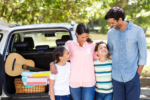 Happy family on a picnic standing next to their car on a sunny day | 유토 ...