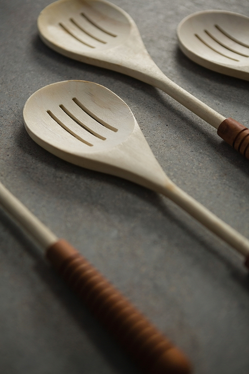 Spatulas arranged side by side on table | 유토이미지 | 상세페이지 | 베이직샵 | 사진 ...