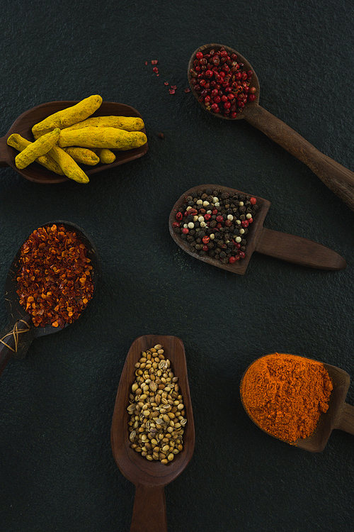 유토이미지 | Various spices in wooden scoop on black background