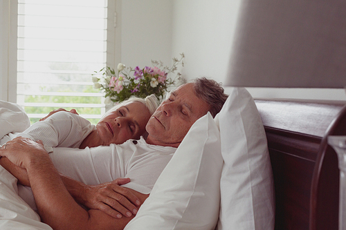 유토이미지 | Side view of active senior Caucasian couple sleeping together ...