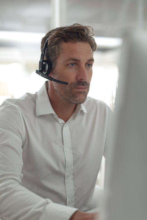 유토이미지 | Front view of attentive Caucasian male customer service ...