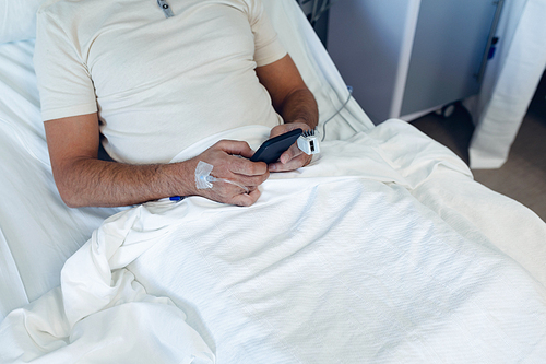 유토이미지 | Mid section of Caucasian male patient using mobile phone in the ...