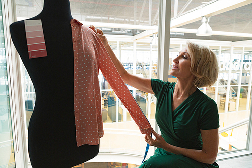 유토이미지 | Front view of beautiful mature Caucasian female fashion ...