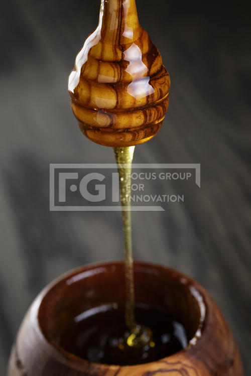 유토이미지 | maple honey flowing from dipper to pot|vertical