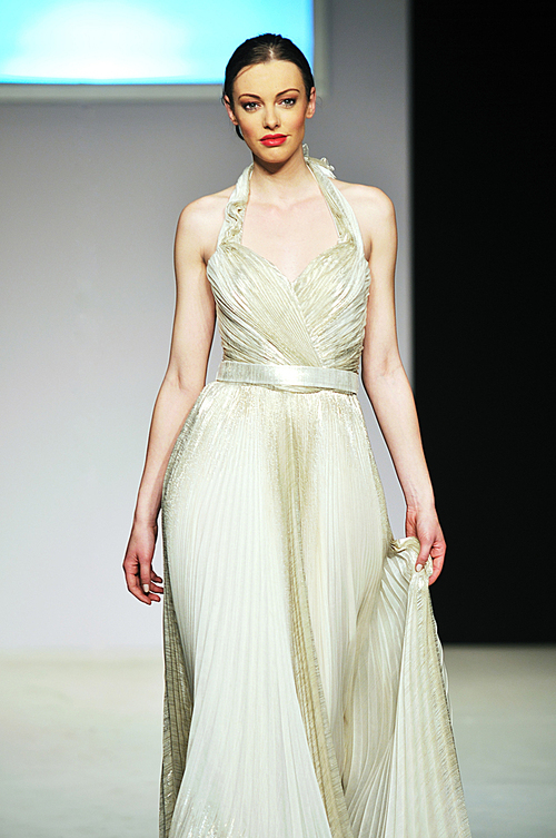 유토이미지 | fashion show event and beautiful young woman at piste walking ...