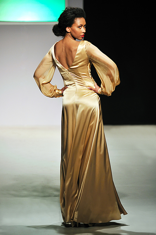 유토이미지 | fashion show event and beautiful young woman at piste walking ...