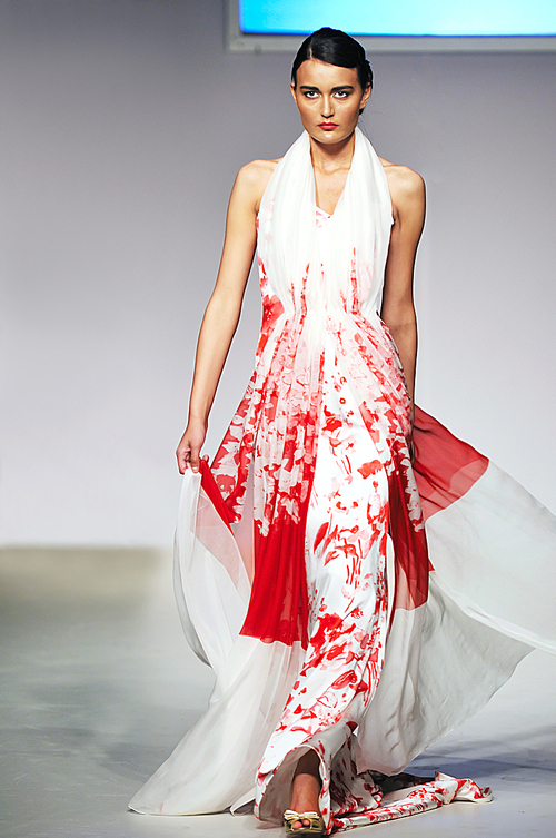 유토이미지 | fashion show event and beautiful young woman at piste walking ...