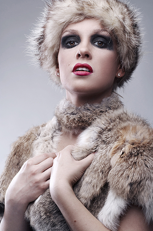 유토이미지 | beautiful young blond woman in fur|studio shot
