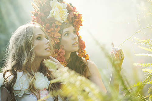 Two nymph sisters in the wild jungle | 유토이미지 | 상세페이지 | 베이직샵 | 사진 | 19571854