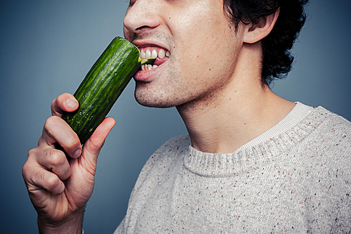 유토이미지 | Young man eating cucumber