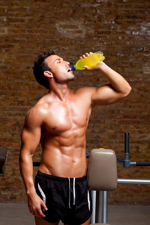 유토이미지 | muscle shaped man at gym relaxed drinking energy drink