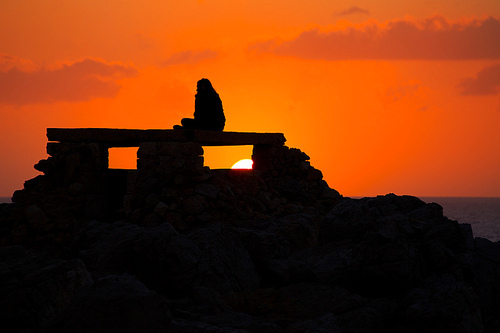 유토이미지 | Ciutadella Menorca at Punta Nati orange sunset with girl backlight