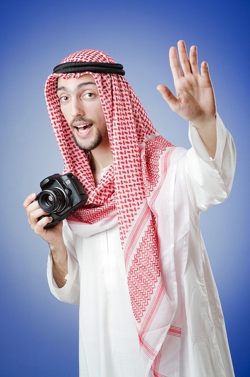 Arab photographer in studio shooting | 유토이미지 | 상세페이지 | 베이직샵 | 19724284