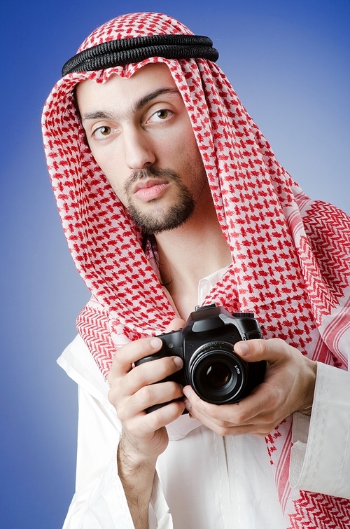Arab photographer in studio shooting | 유토이미지 | 상세페이지 | 베이직샵 | 사진 | 19724300
