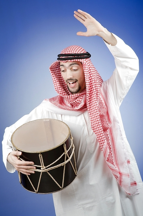유토이미지 | Arab playing drum in studio shooting