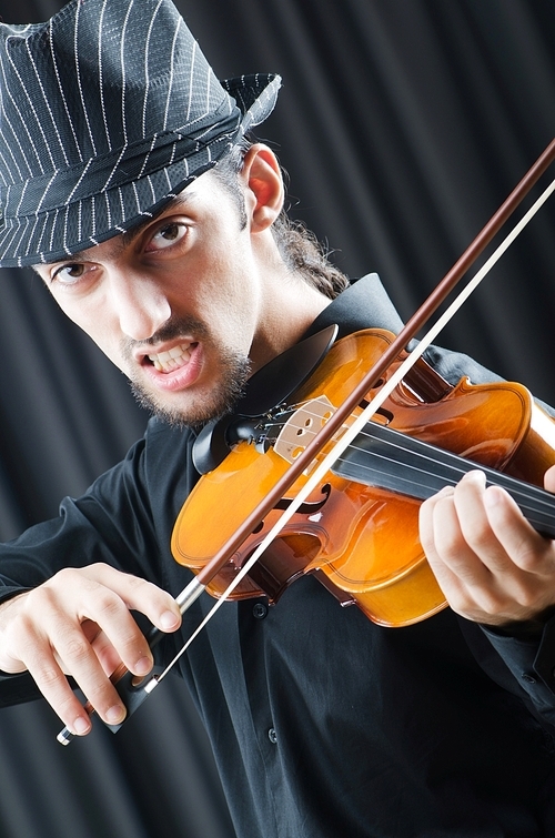 Fiddler playing the violin | 유토이미지 | 상세페이지 | 베이직샵 | 사진 | 19733454