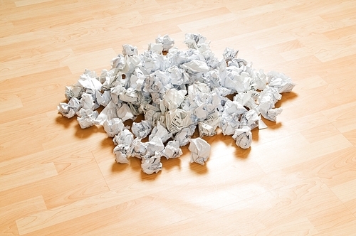 유토이미지 | Lots of garbage paper on the wooden floor