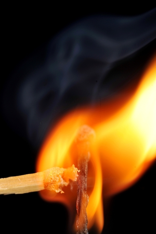 유토이미지 | Ignition|a match lights a second match